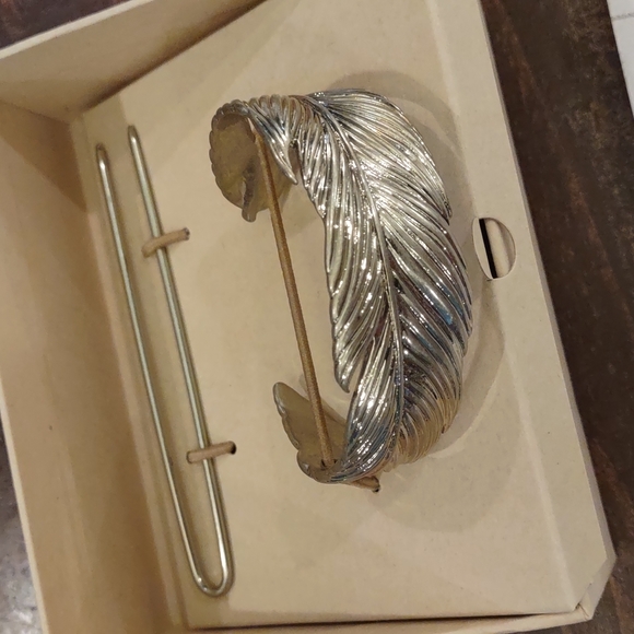 Chloe + Isabel | Hair | Ci Sculpted Feather Bun Cuff | Poshmark